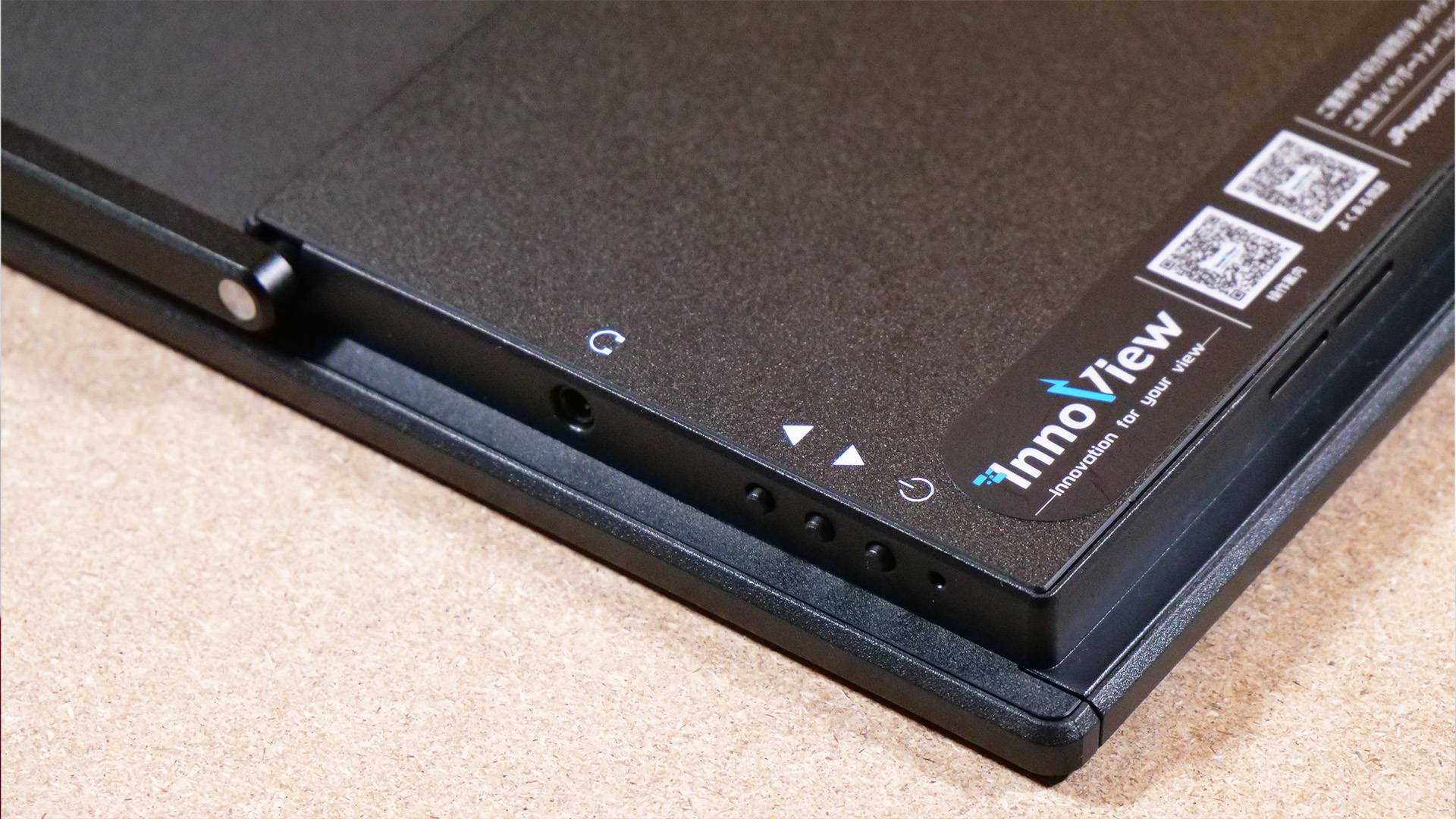 【レビュー】とてもモバイルとは言えないサイズのモバイルモニター『InnoView 18.5インチ モバイルモニター』 | yoshives