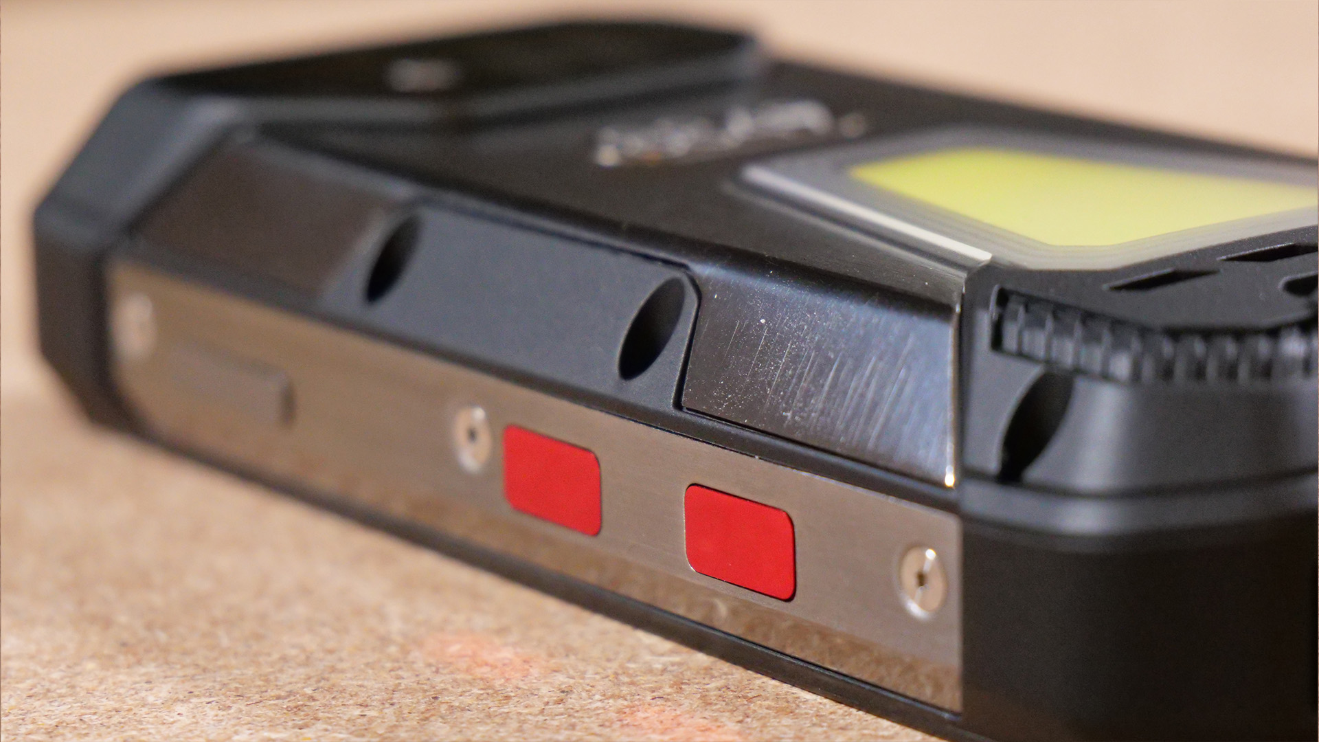 【レビュー】変身ベルトみたいなスマホがだいぶ変『8849 Tank Mini』 | yoshives