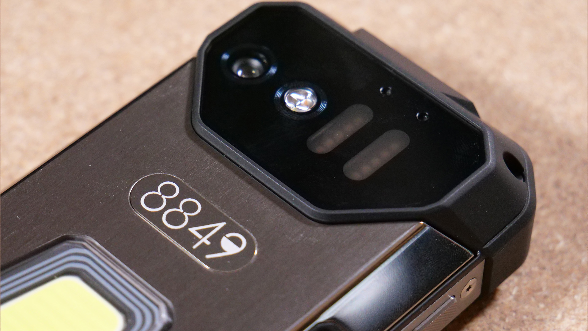 【レビュー】変身ベルトみたいなスマホがだいぶ変『8849 Tank Mini』 | yoshives